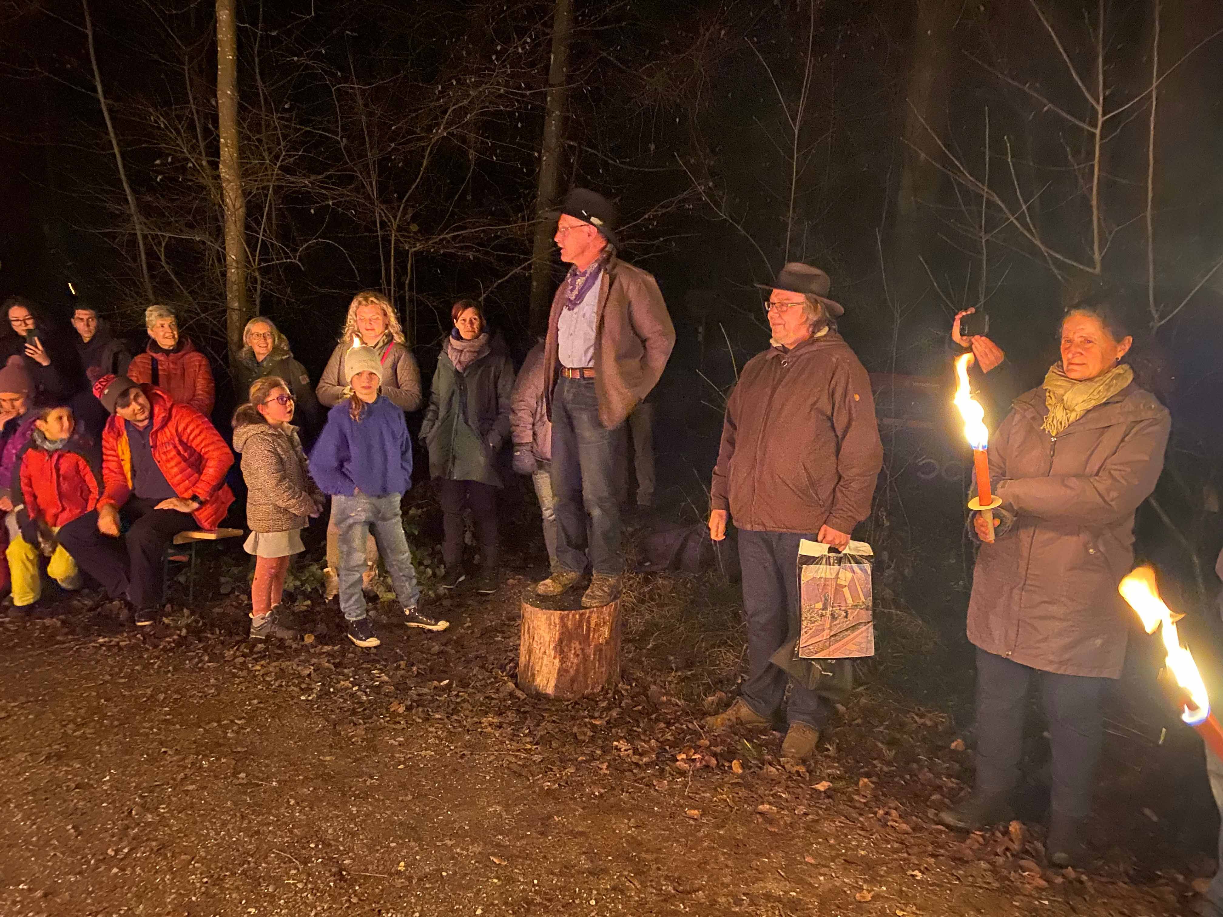 Mit Fackeln und Worten den Wald erleuchten